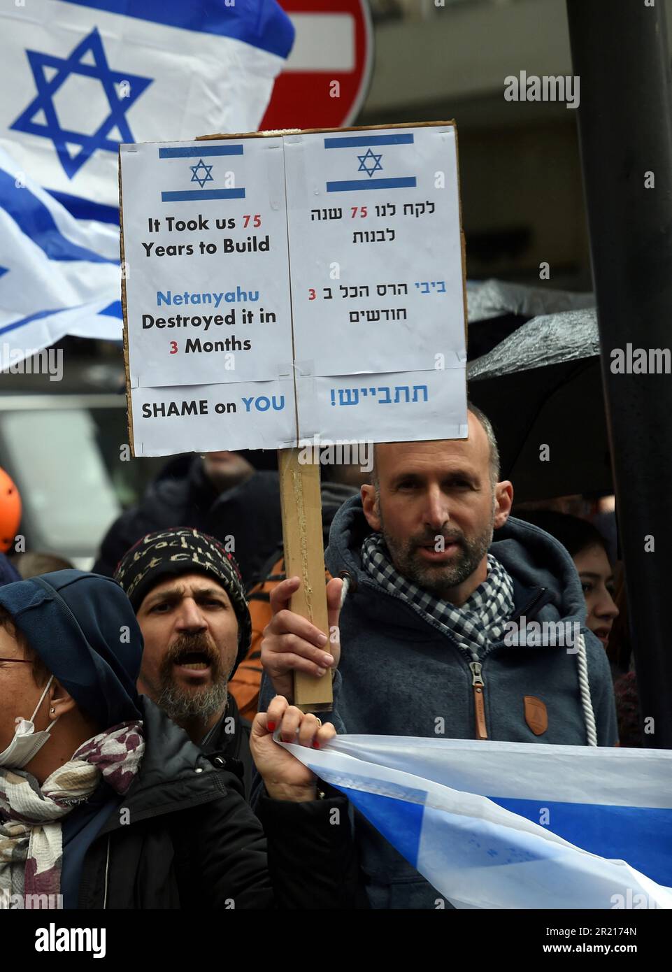 Anti-Netanyahu protesters outside the Savoy Hotel in London where ...