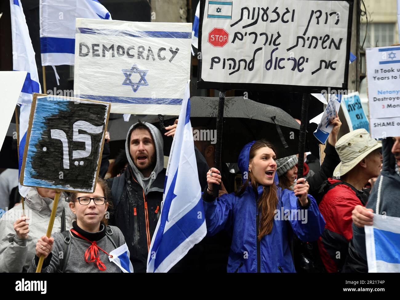 Anti-Netanyahu protesters outside the Savoy Hotel in London where ...