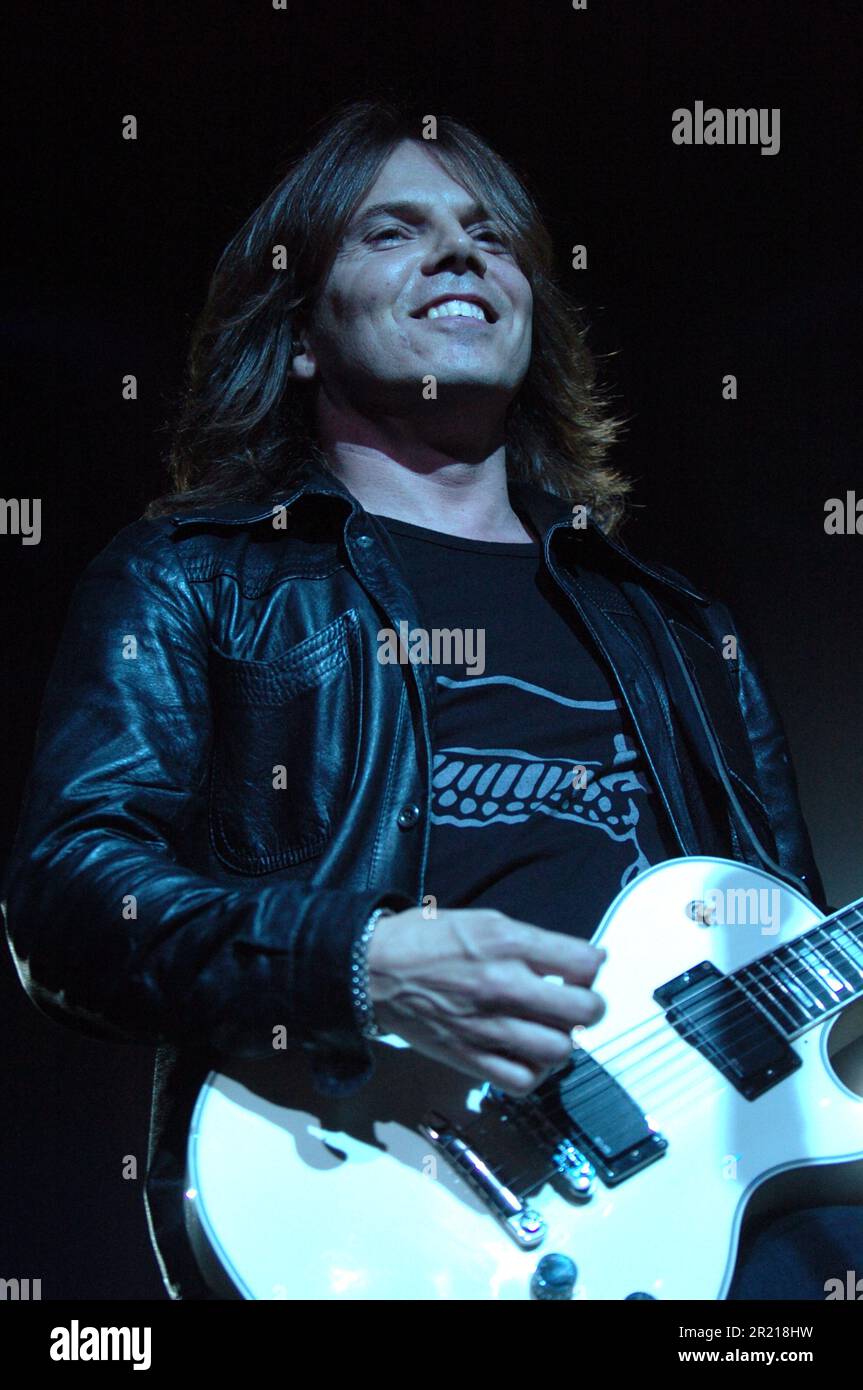 Milan Italy 2004-11-04 : Joe Tempest singer of Europe live concert at ...