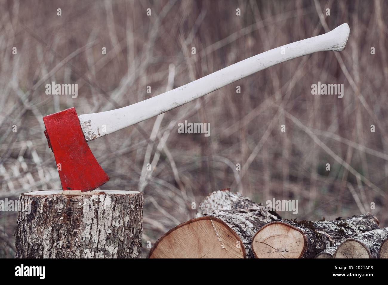 Red and white axe and chopping block log Stock Photo - Alamy