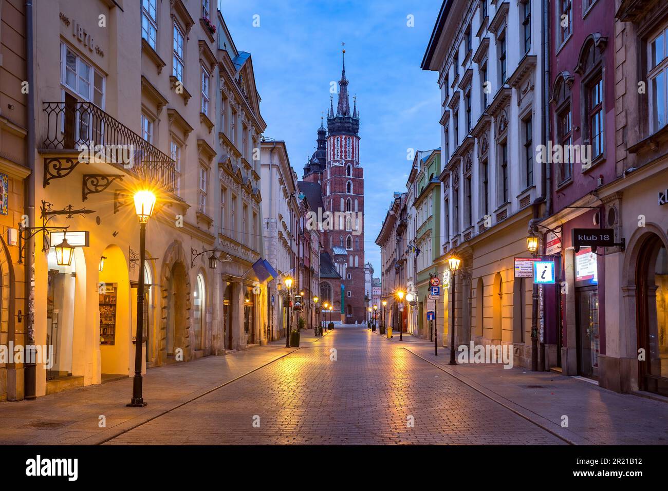 Night basilica of Saint Mary on Medieval Main market square in Old Town ...