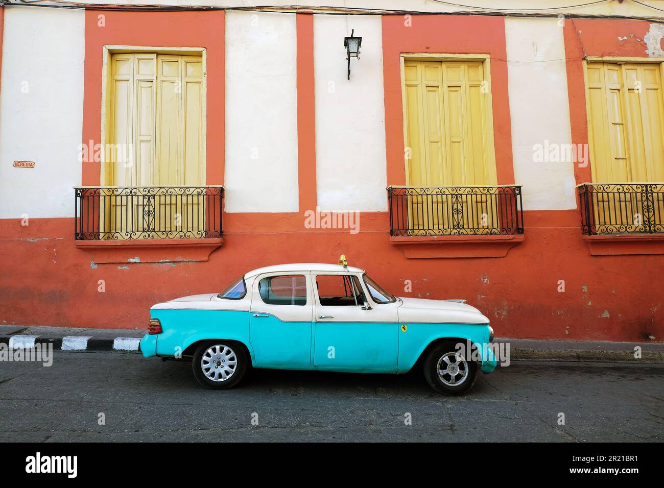 Old house with classic american car hi-res stock photography and images ...
