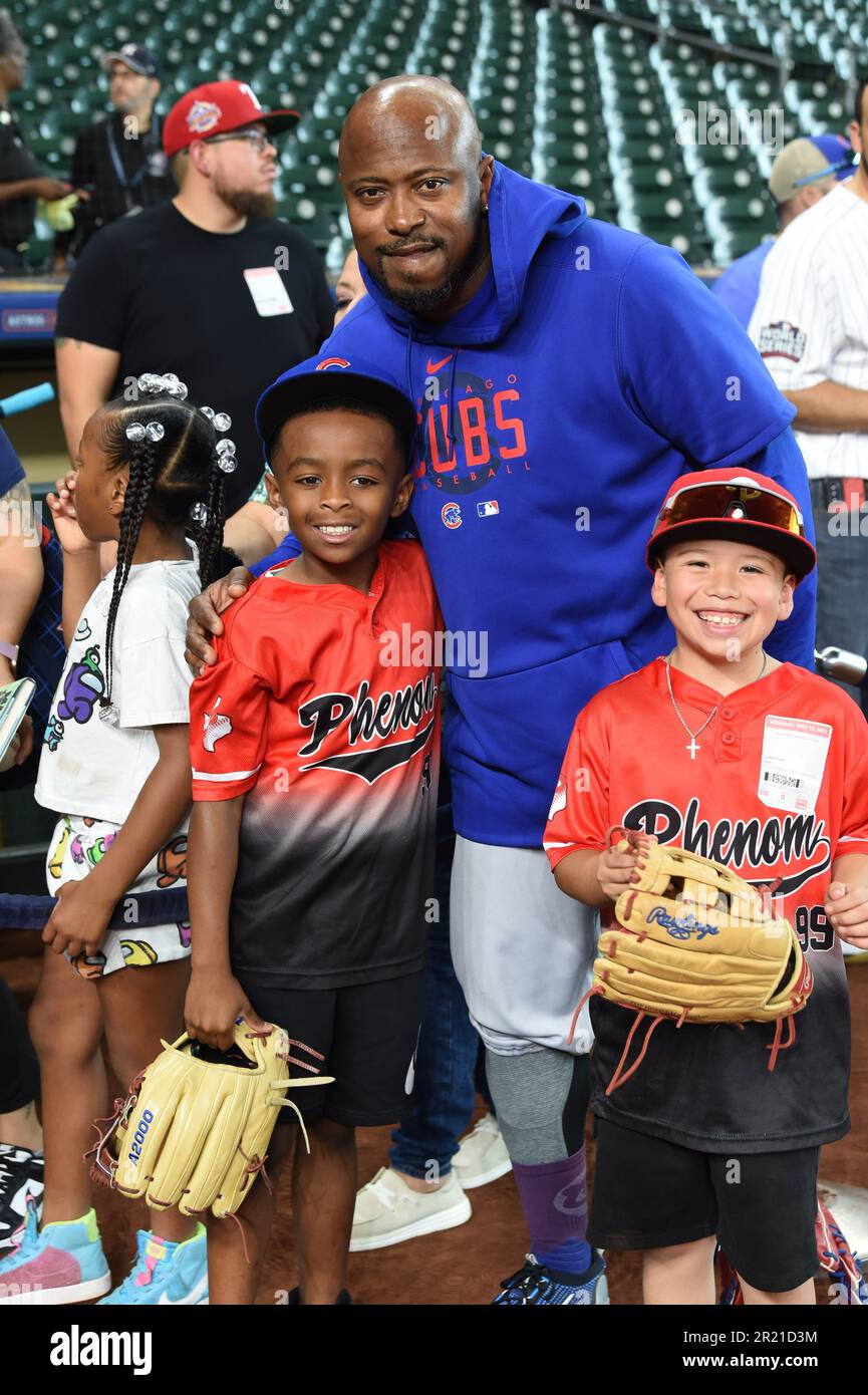 Chicago Cubs third base coach Willie Harris (33) poses with family ...
