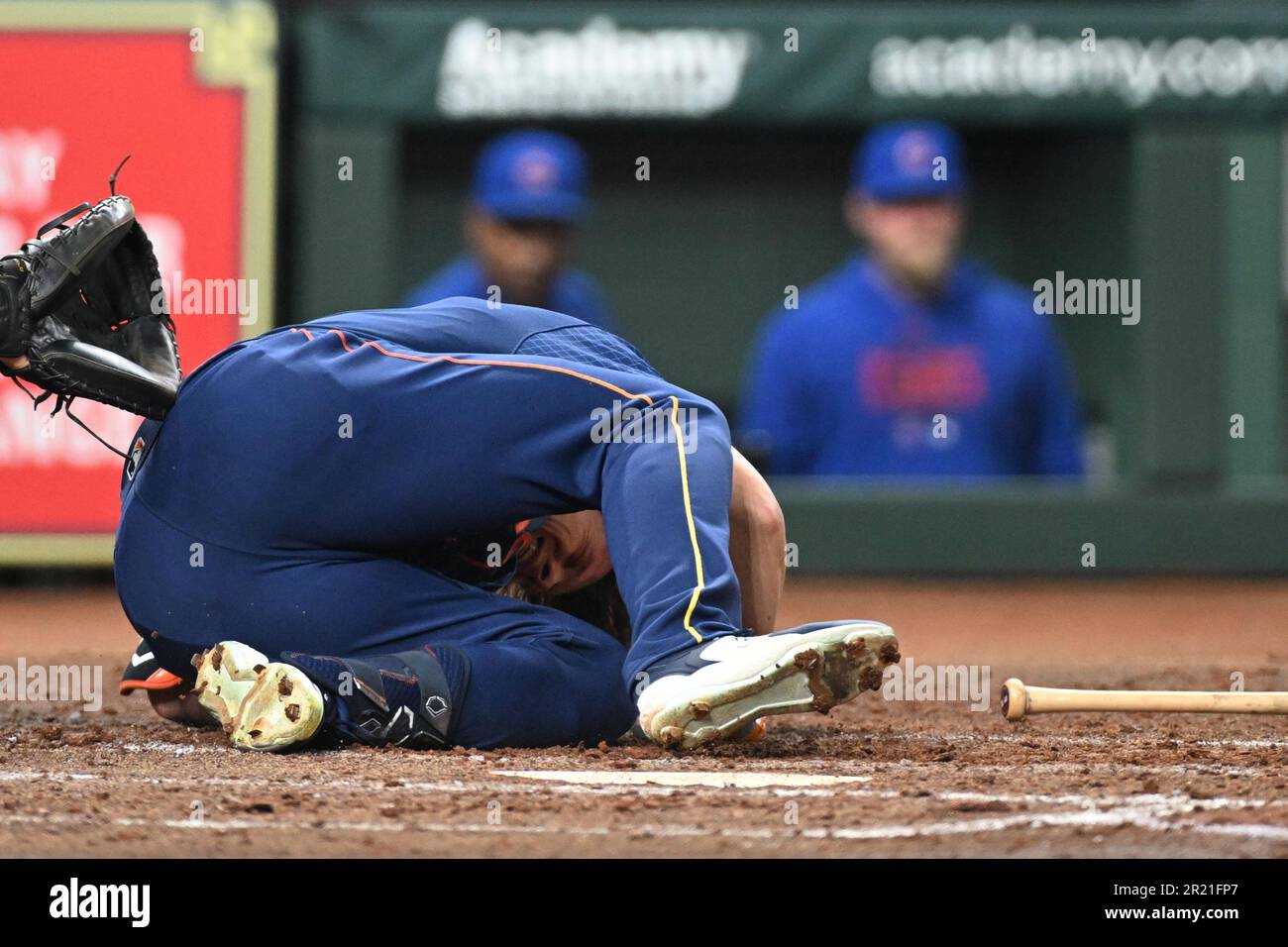 Hit in the head hi-res stock photography and images - Alamy