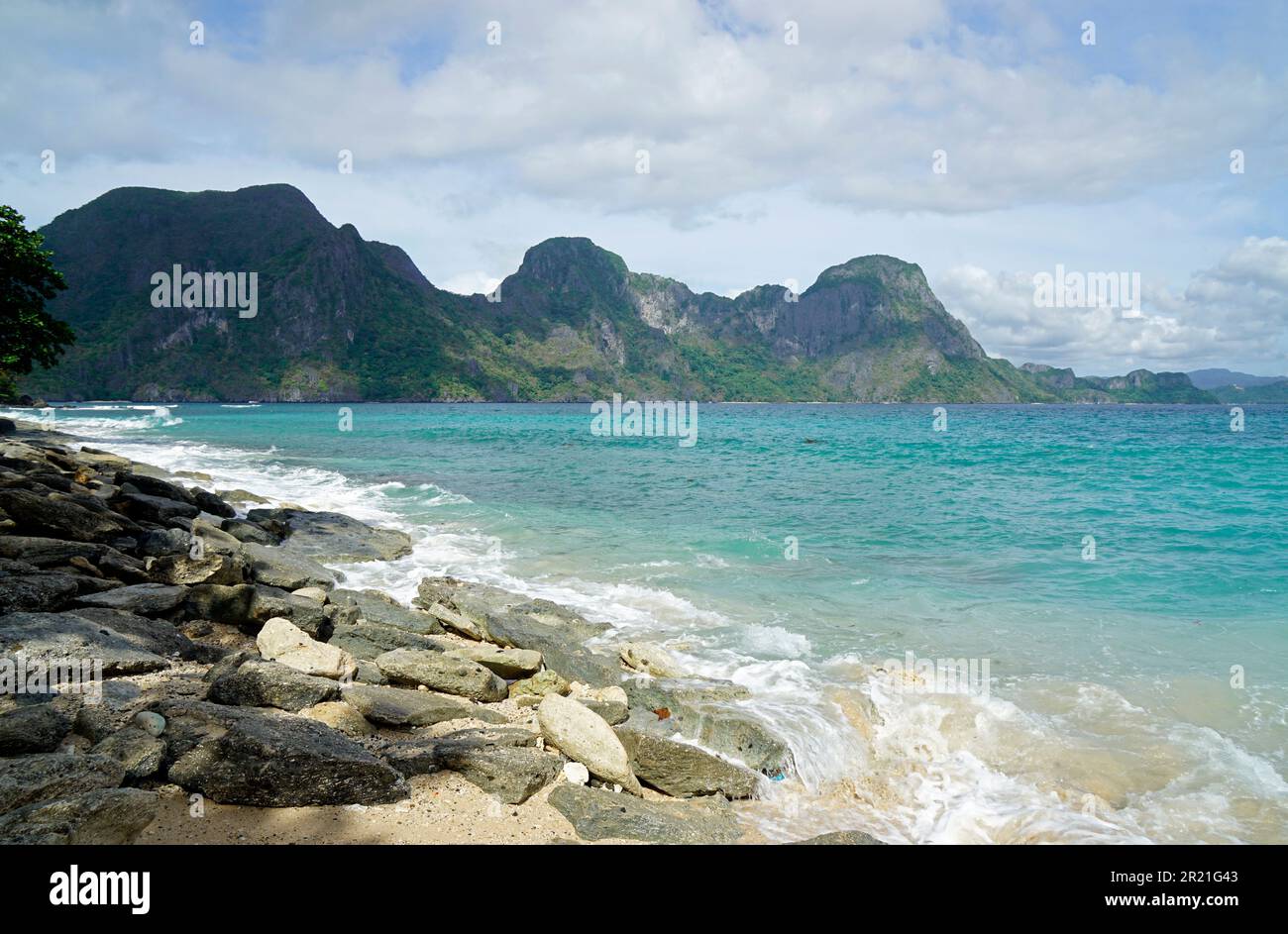 scenic landscape at tropical beach on palawan island Stock Photo - Alamy