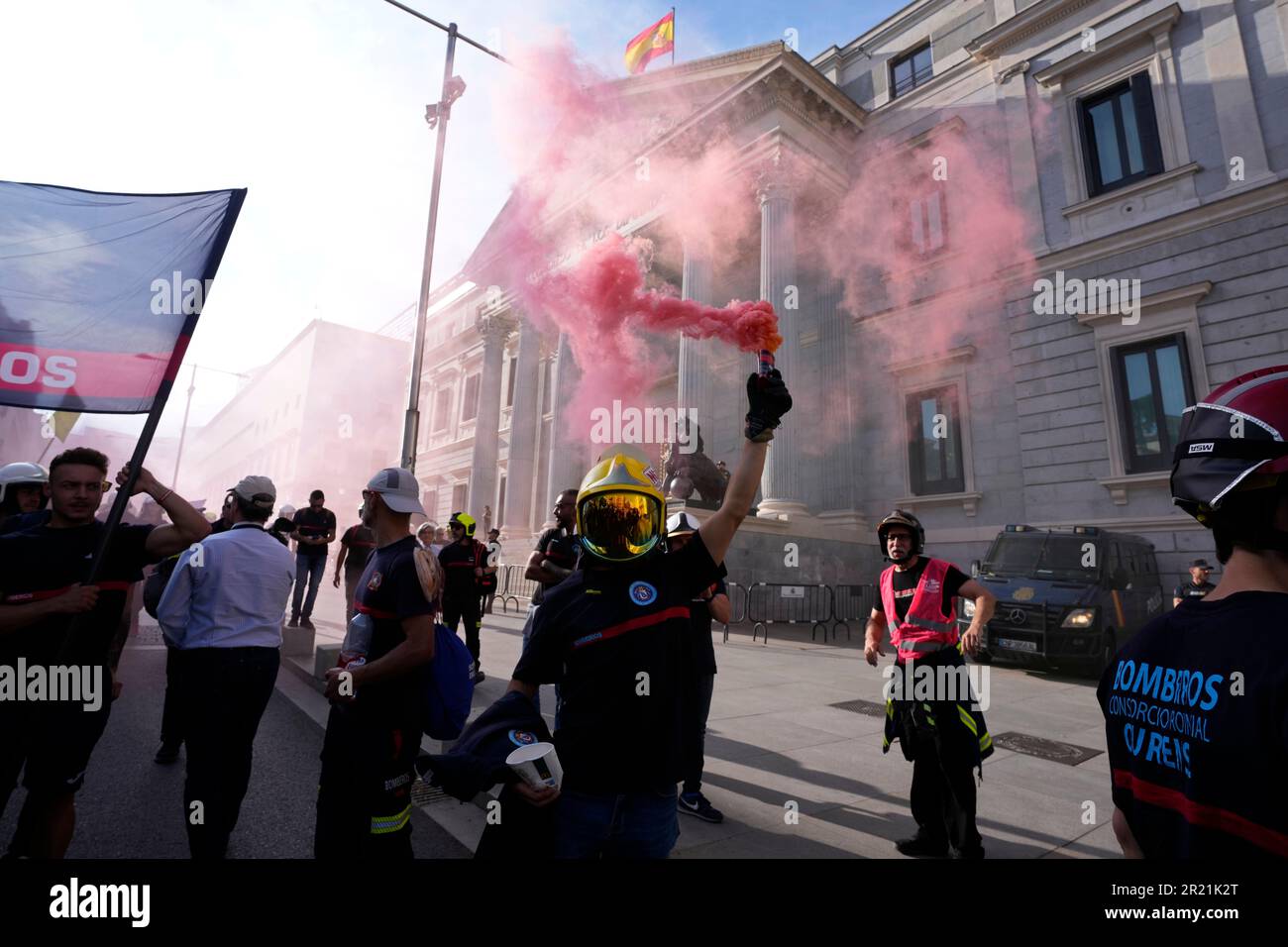 Firefighters arrive at the Spanish Parliament with lighted flares ...