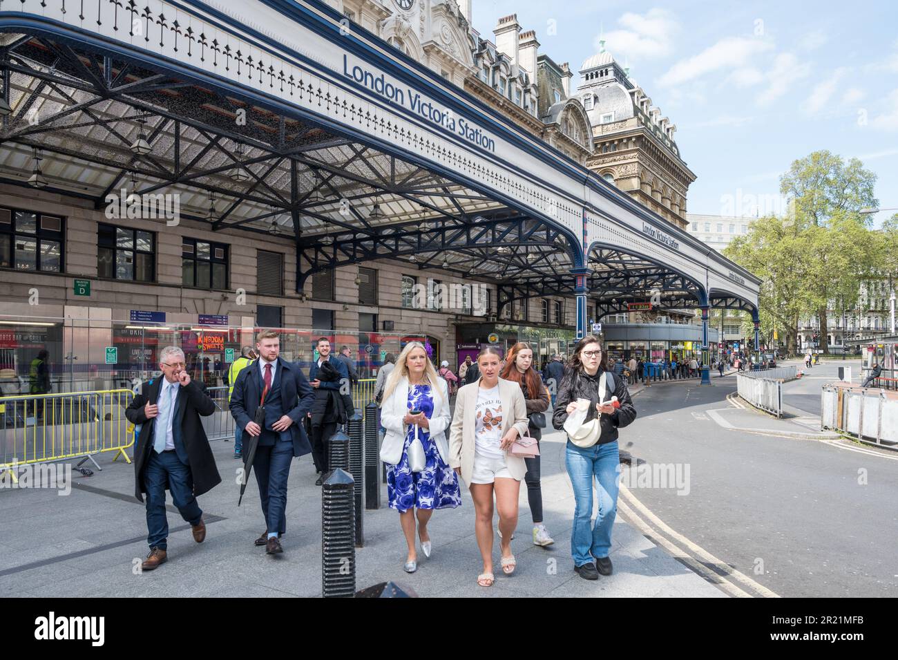 People out and about in Terminus Place outside Victoria railway station ...