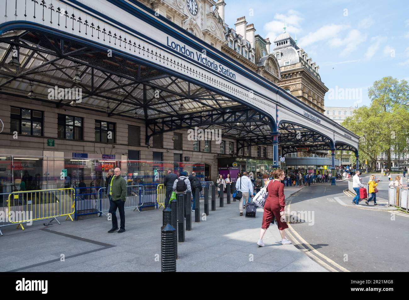People out and about in Terminus Place outside Victoria railway station ...