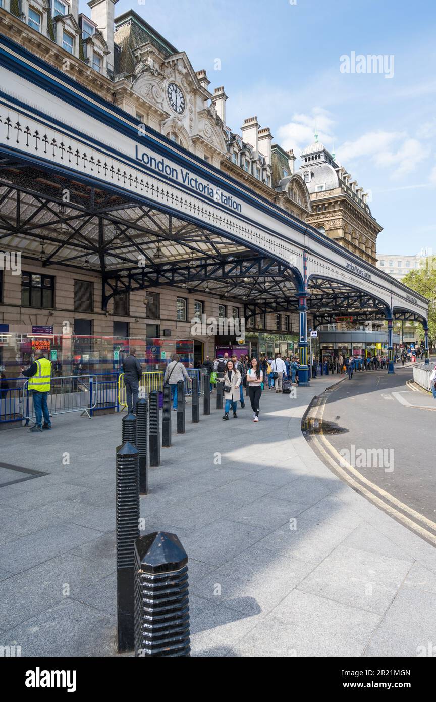People out and about in Terminus Place outside Victoria railway station ...