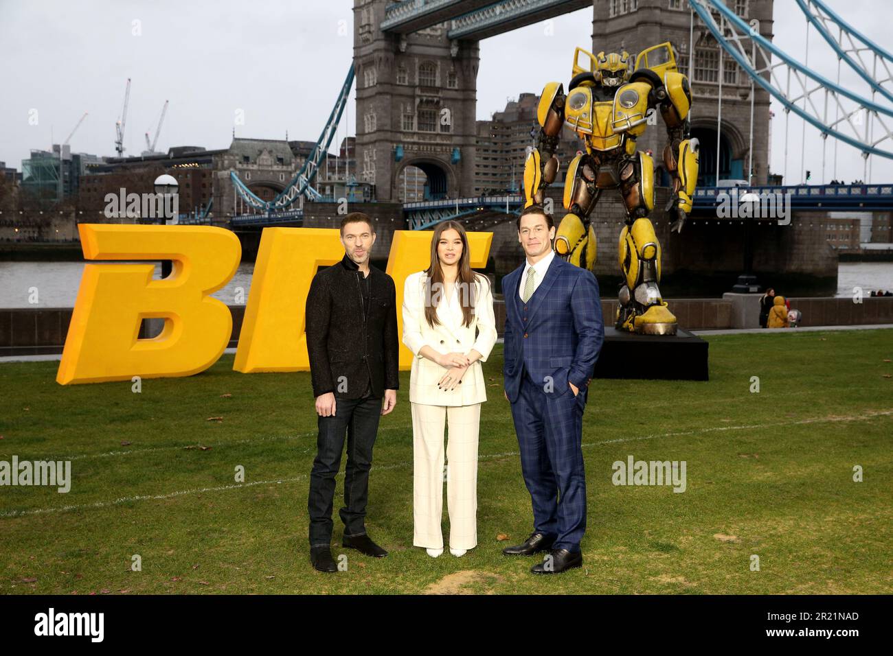 London, UK. 05th Dec, 2018. (From L-R) Travis Knight, Hailee Steinfeld ...