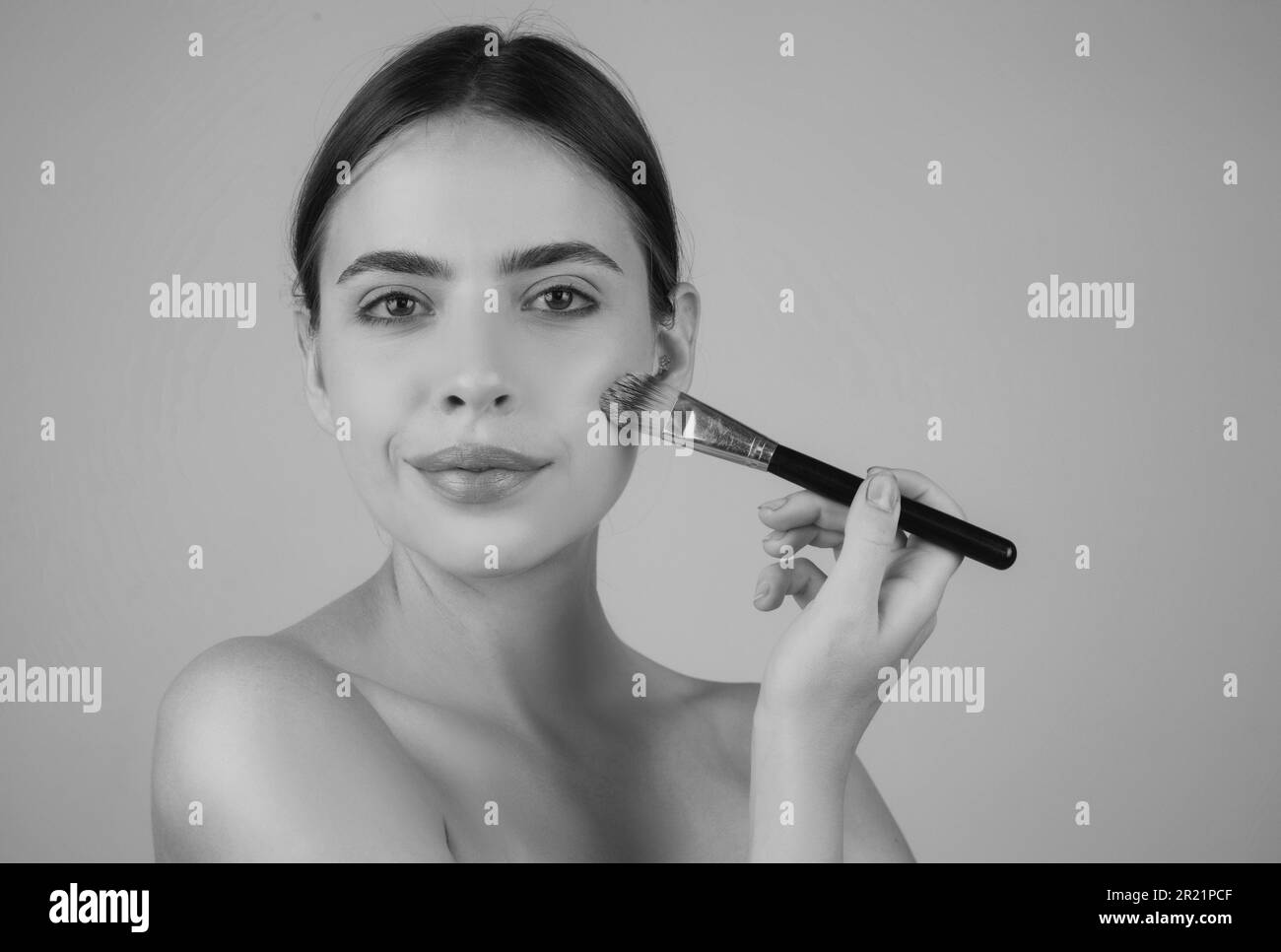 Beauty woman with natural makeup, fresh beauty model with make up brush ...