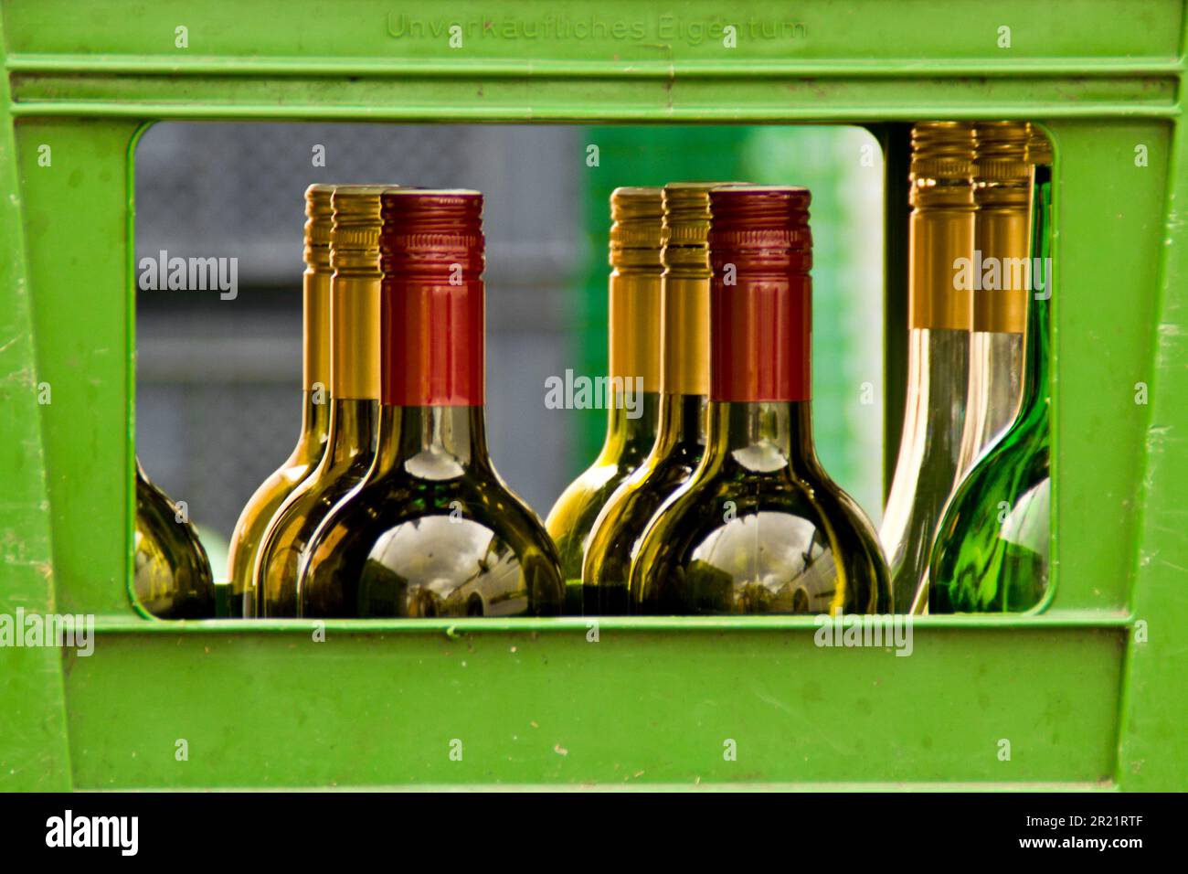 Crate empty bottles hi-res stock photography and images - Alamy