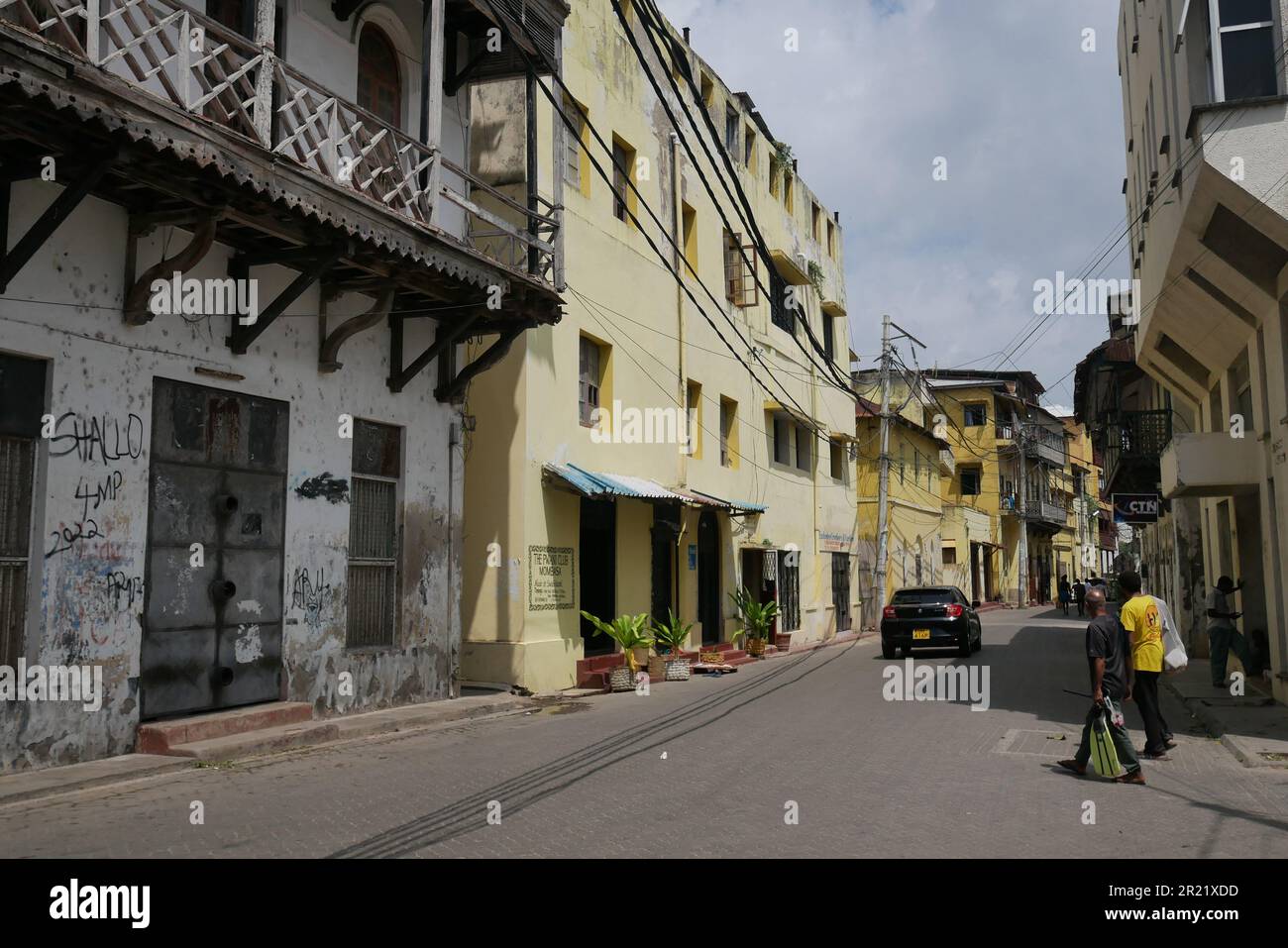 Pedestrians on the streets of old Mombasa Stock Photo - Alamy