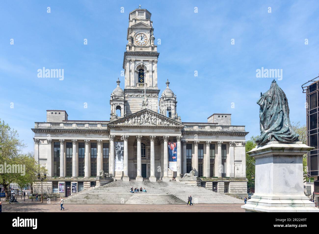 Portsmouth Guildhall and Queen Victoria statue, Guildhall Square ...