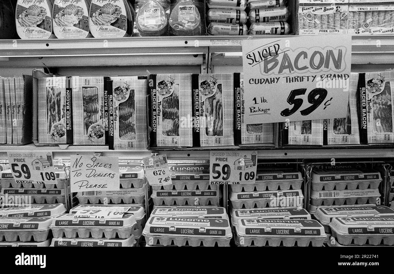 Eggs for sale signs hi-res stock photography and images - Alamy