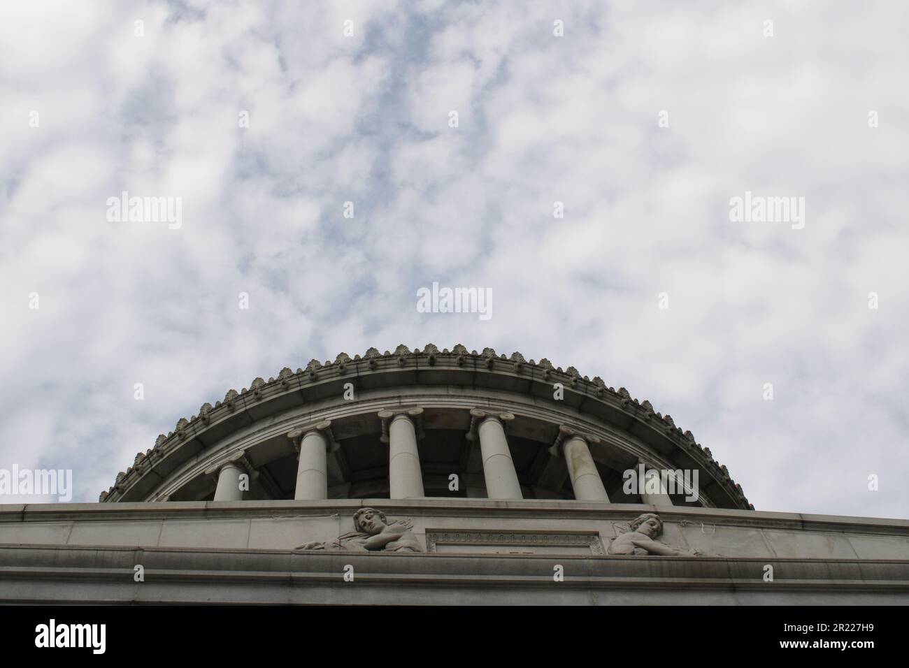 Building with pillars hi-res stock photography and images - Alamy