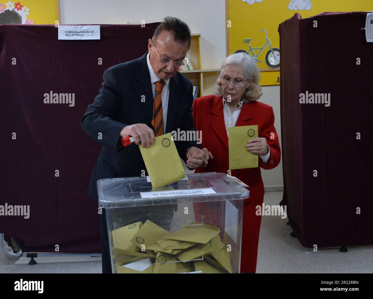 Ankara, T¨¹rkiye. 14th May, 2023. A couple cast their ballots at a ...