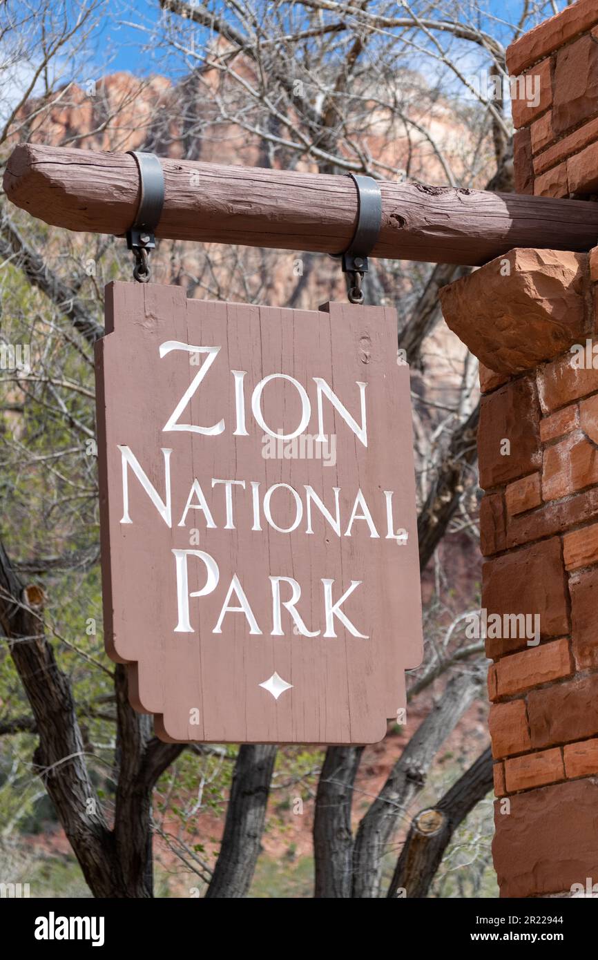 Entrance sing hi-res stock photography and images - Alamy