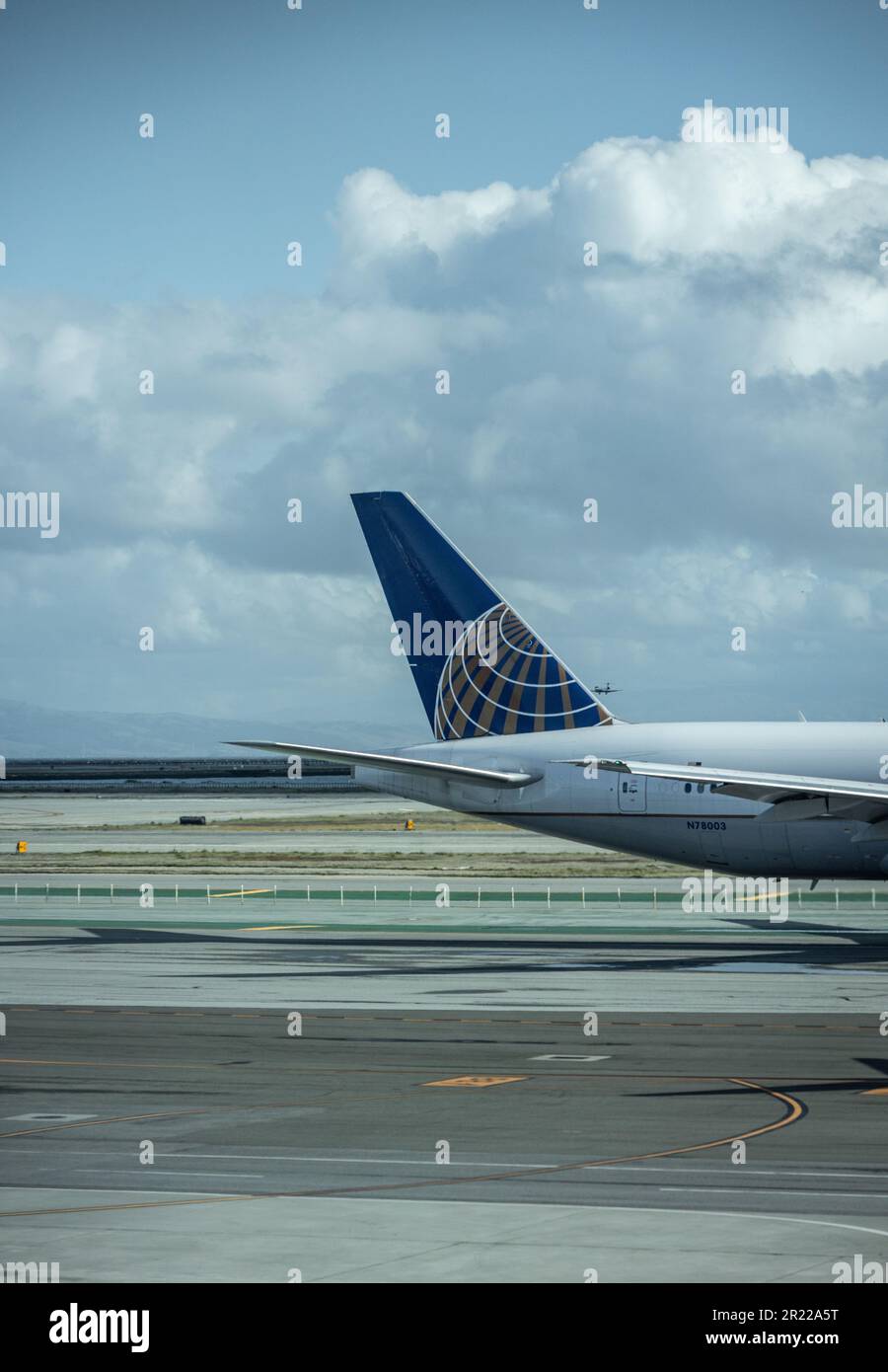 The tail of a United Airlines jet on an airport runway Stock Photo - Alamy