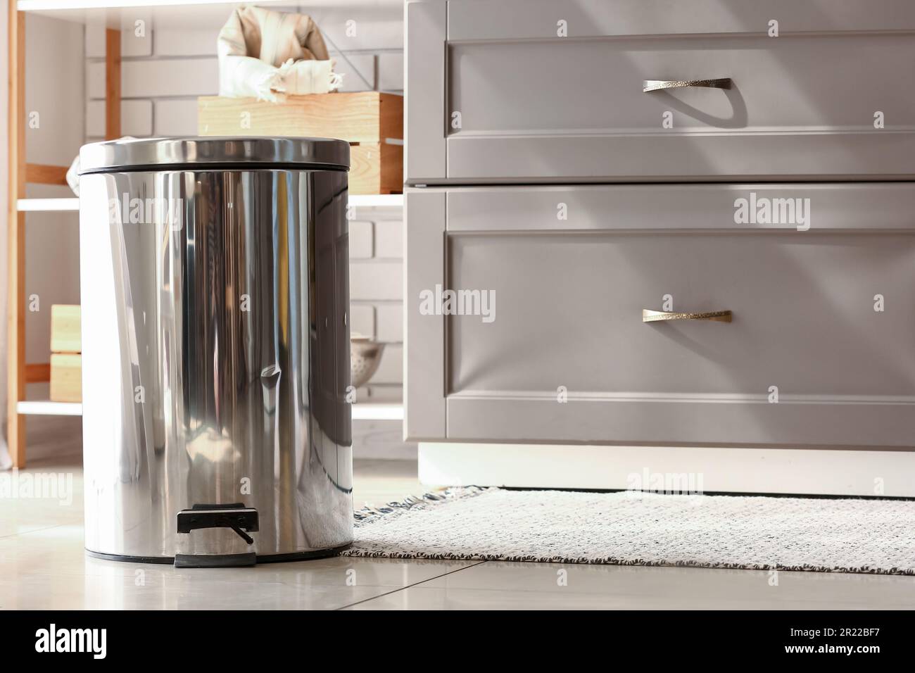 Metallic trash bin on floor in modern kitchen Stock Photo - Alamy
