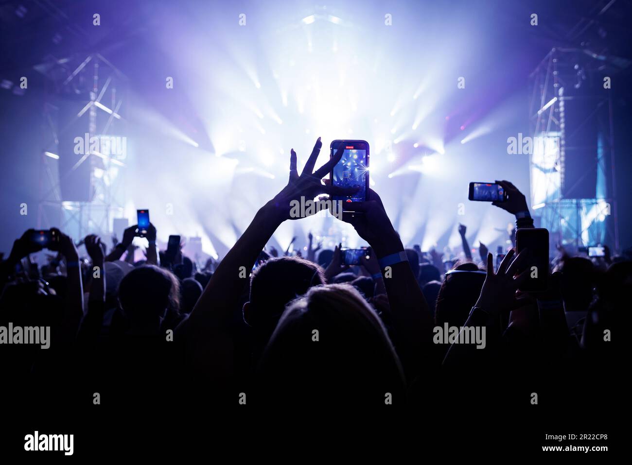 Smartphone crowd at a music event Stock Photo - Alamy