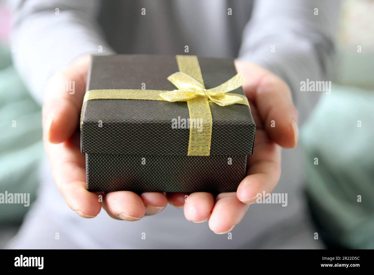 Photographing the joy of giving gifts on anniversaries with the concept ...