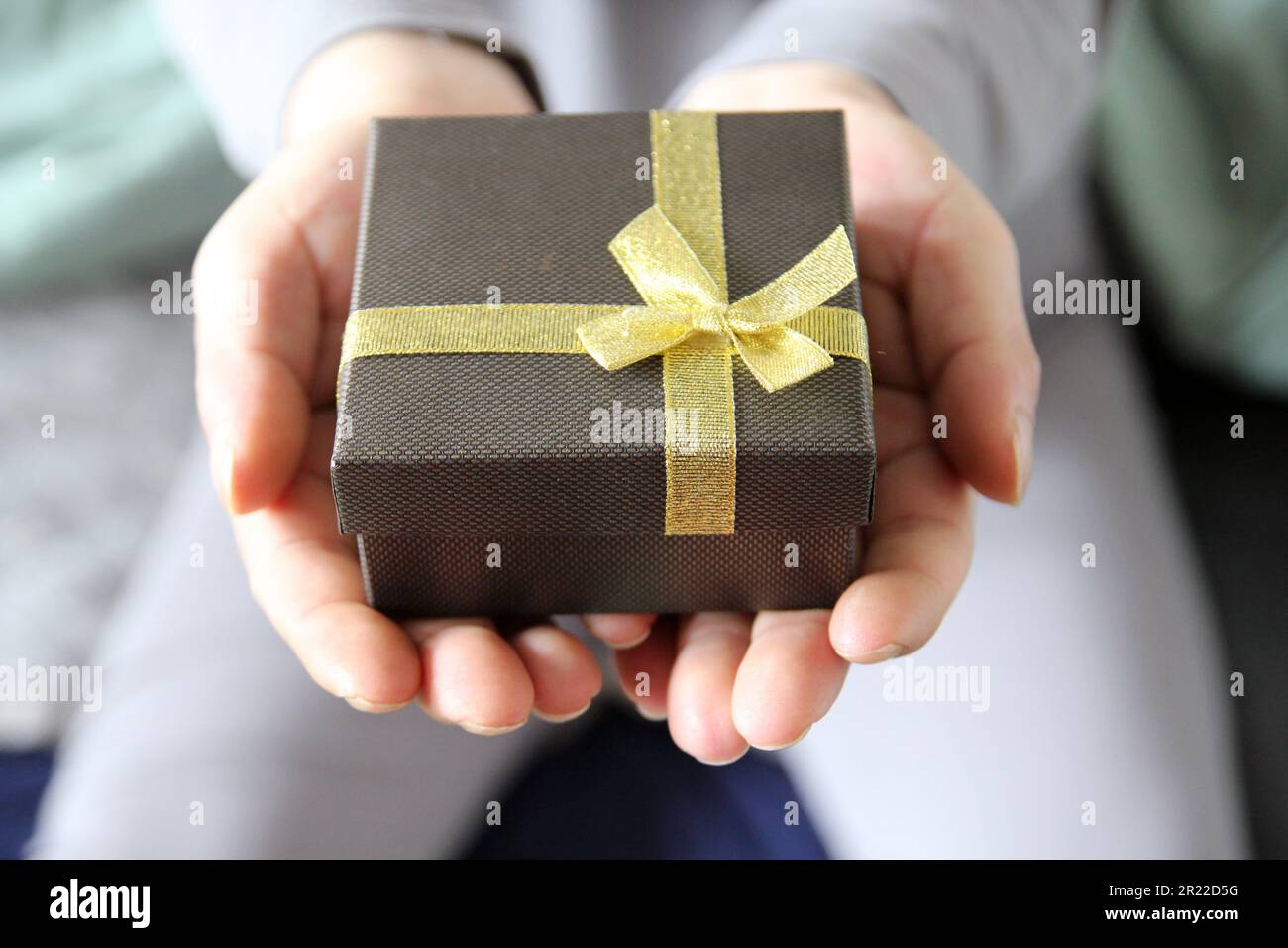 Photographing the joy of giving gifts on anniversaries with the concept ...