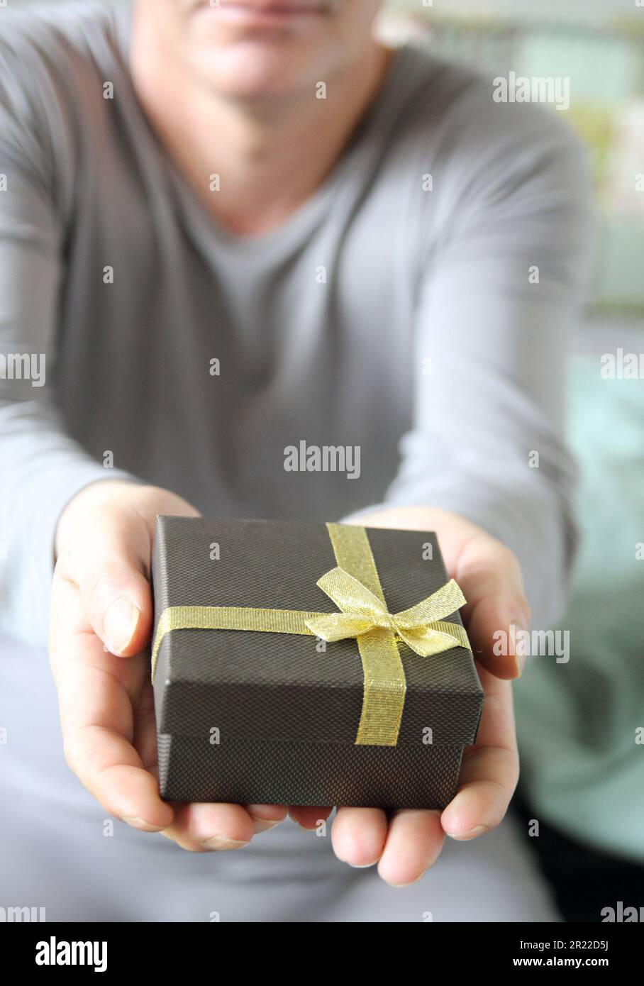 Photographing the joy of giving gifts on anniversaries with the concept ...