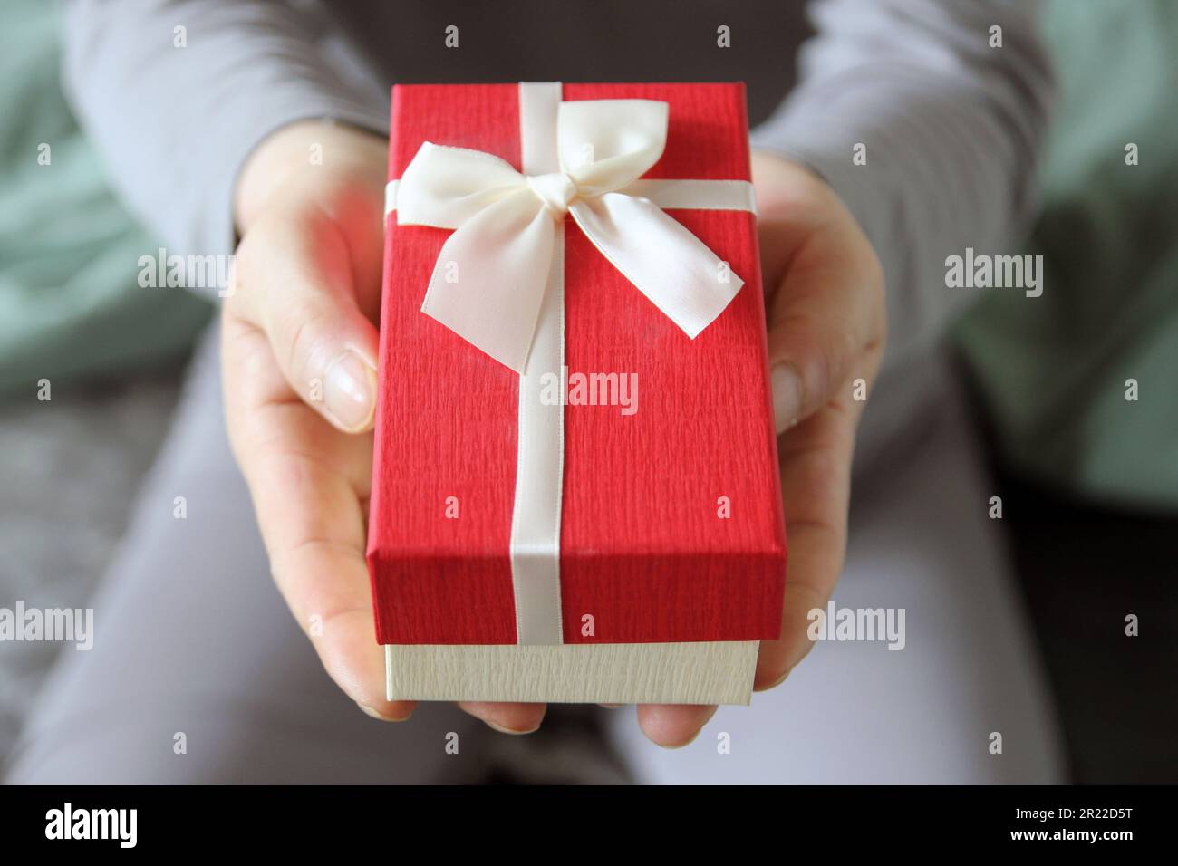 Photographing the joy of giving gifts on anniversaries with the concept ...