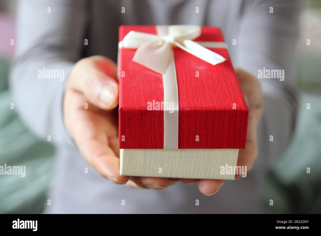 Photographing the joy of giving gifts on anniversaries with the concept ...