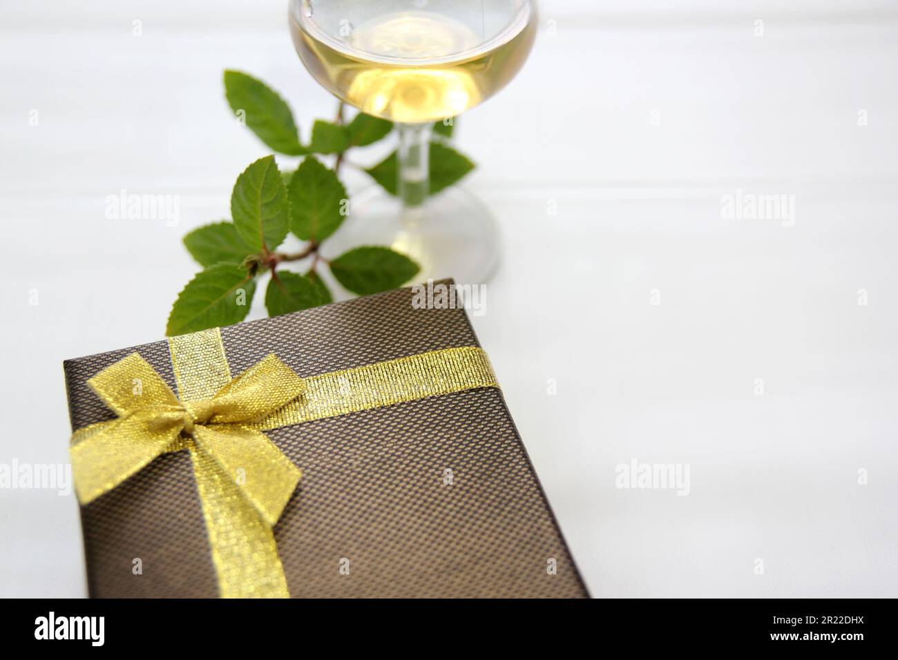 Photographing the joy of giving gifts on anniversaries with the concept ...