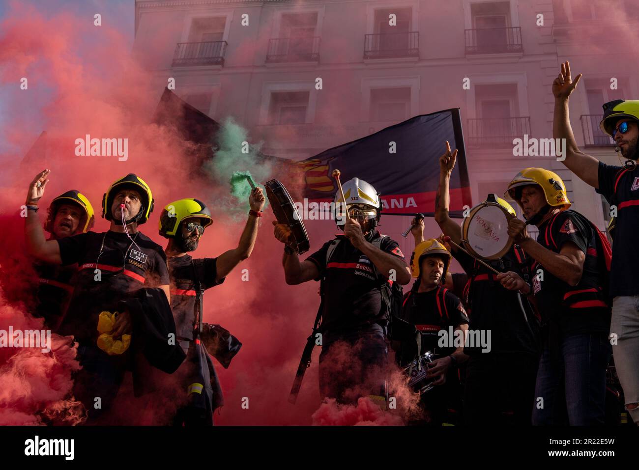 Madrid, Spain. 16th May, 2023. Firefighters play drums and chant ...