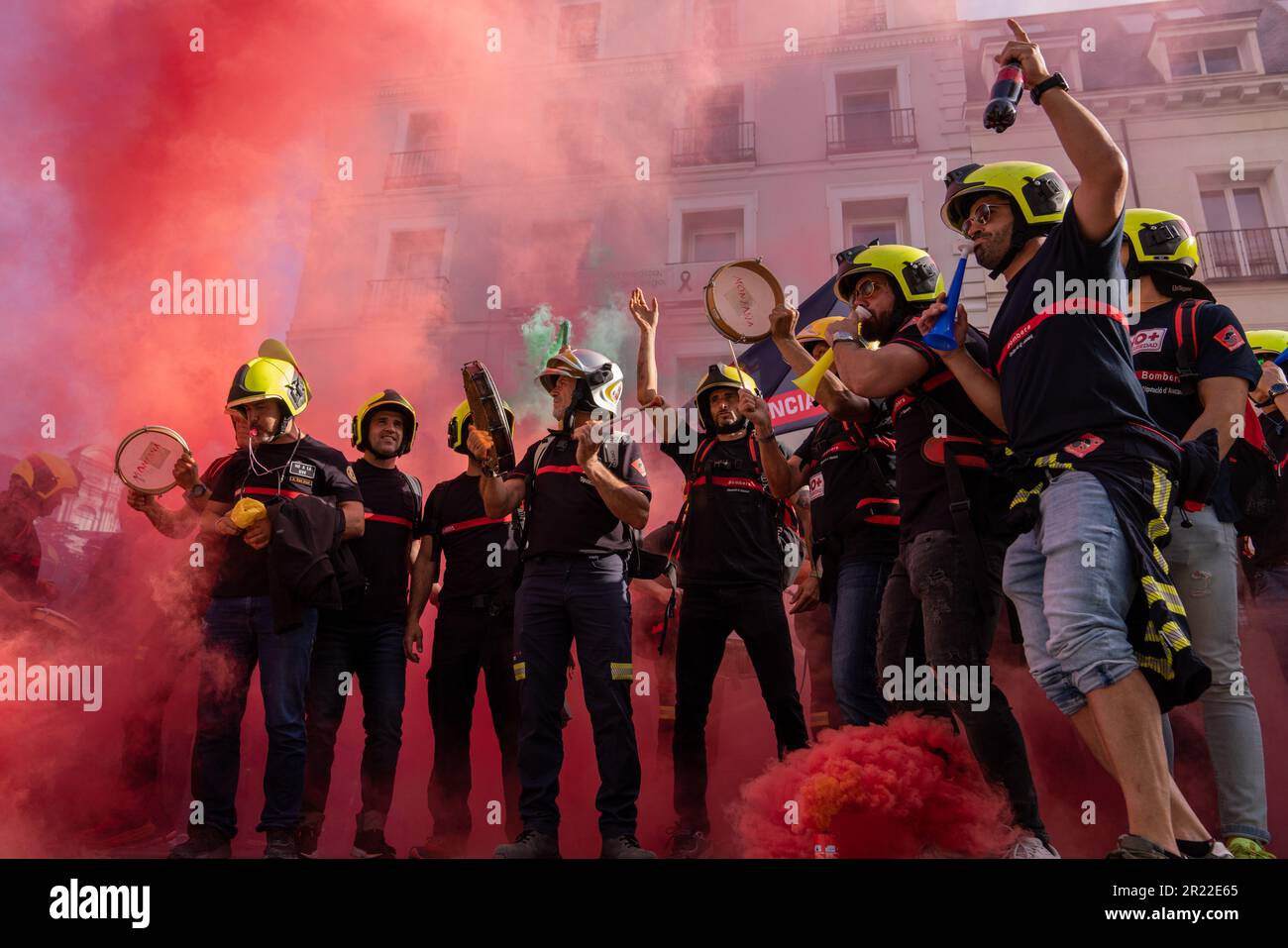 Madrid, Spain. 16th May, 2023. Firefighters play drums and chant ...