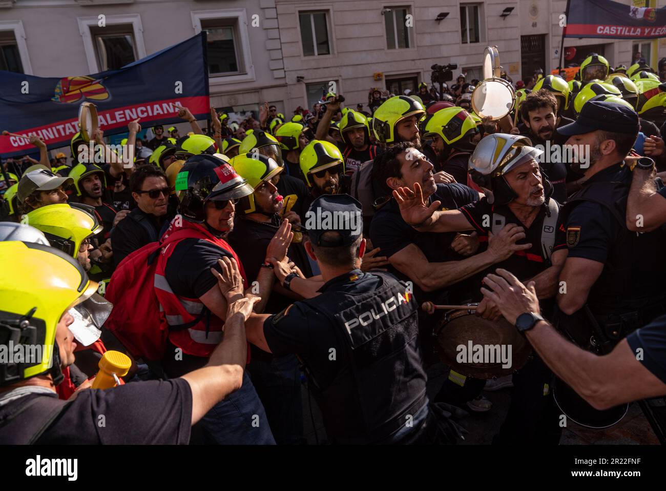 Police clash with the firefighters in front of the Spanish Congress ...