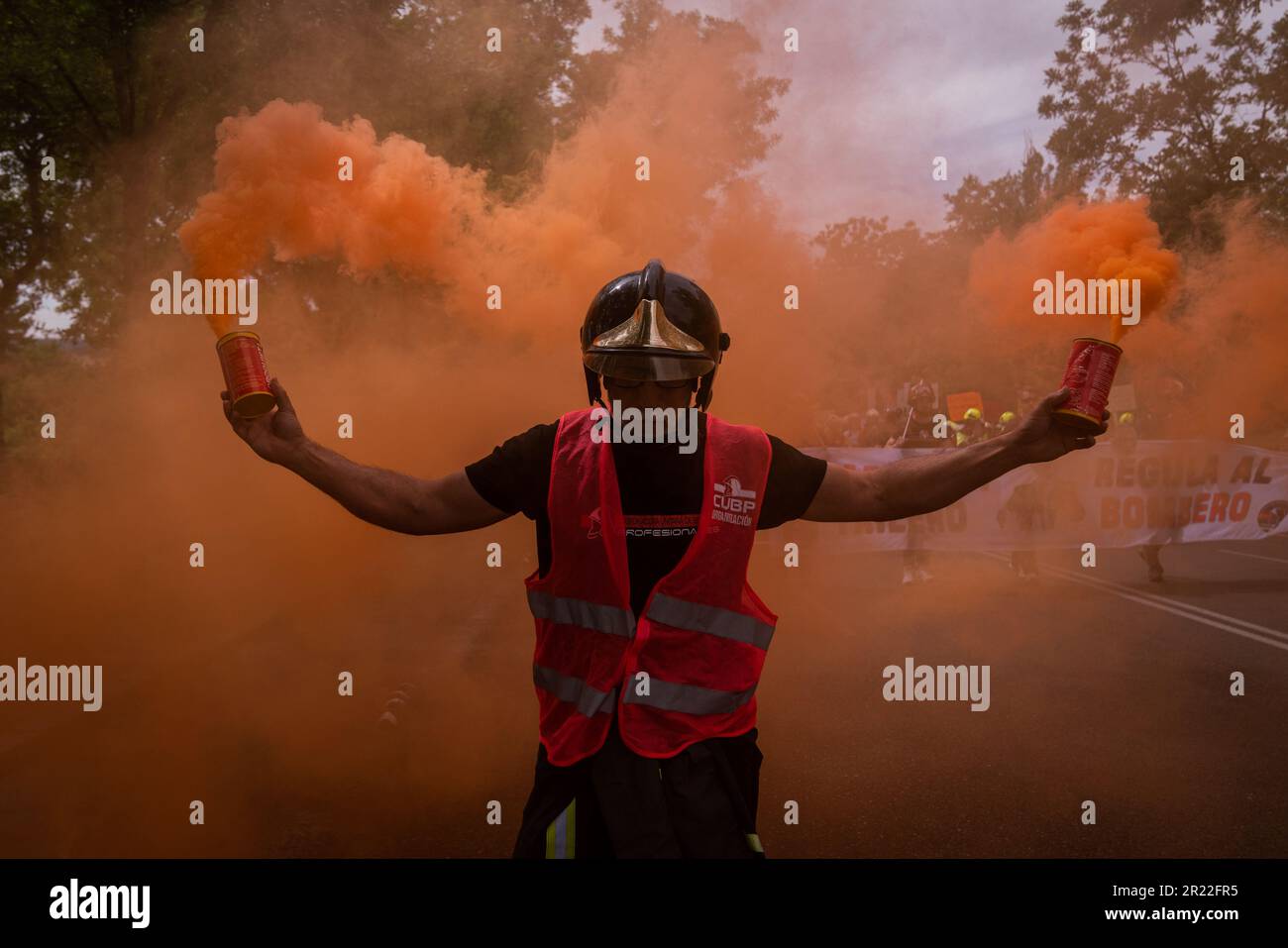 Smoke cans hi-res stock photography and images - Alamy