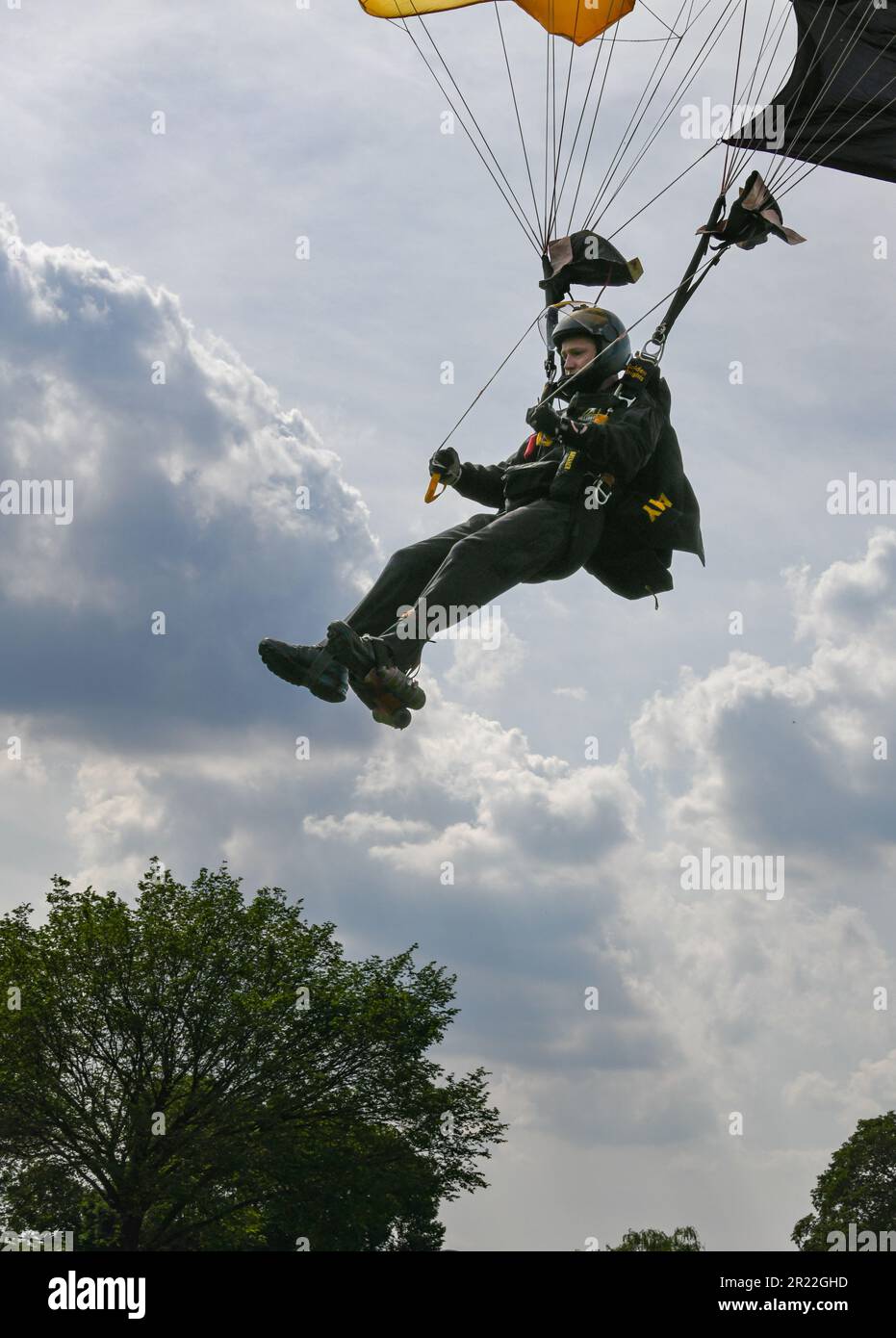 U.S. Soldiers with the Golden Knights U.S. Army Parachute Team perform ...