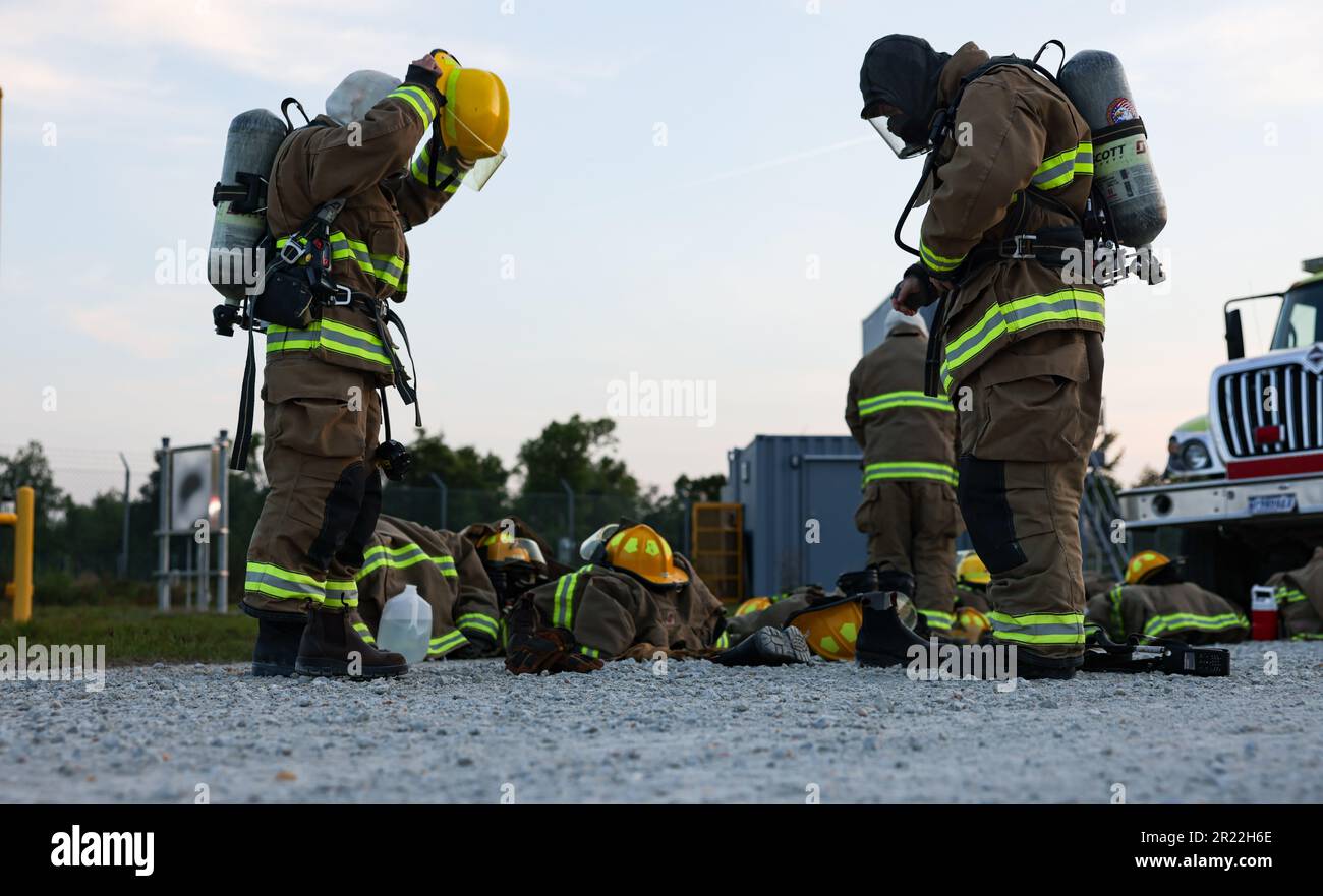U.S. Marines with Marine Wing Support Squadron 271 and Headquarters and ...