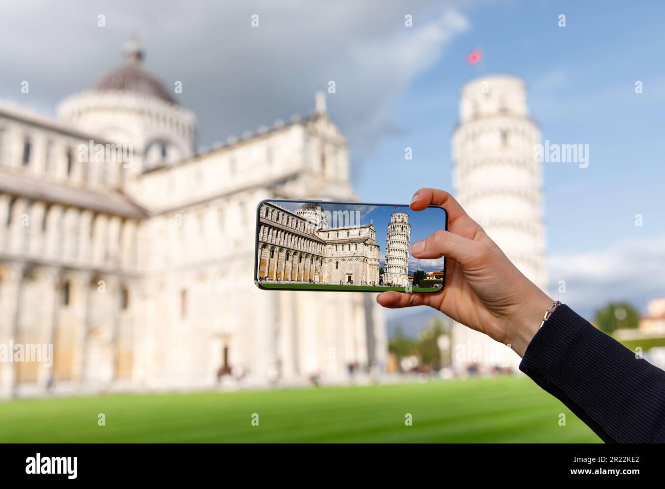 Travel photography: The tourist takes a photo of the famous leaning ...