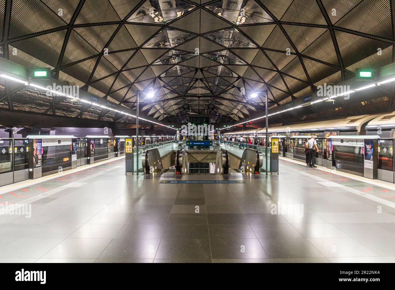 Passengers mrt singapore station hi-res stock photography and images ...