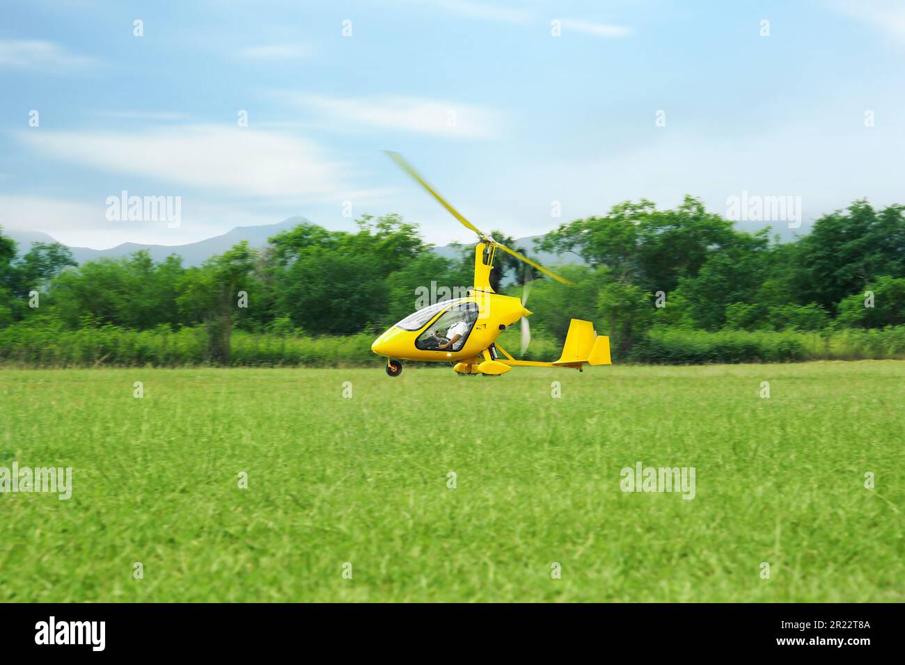 Yellow rotorcraft hi-res stock photography and images - Alamy