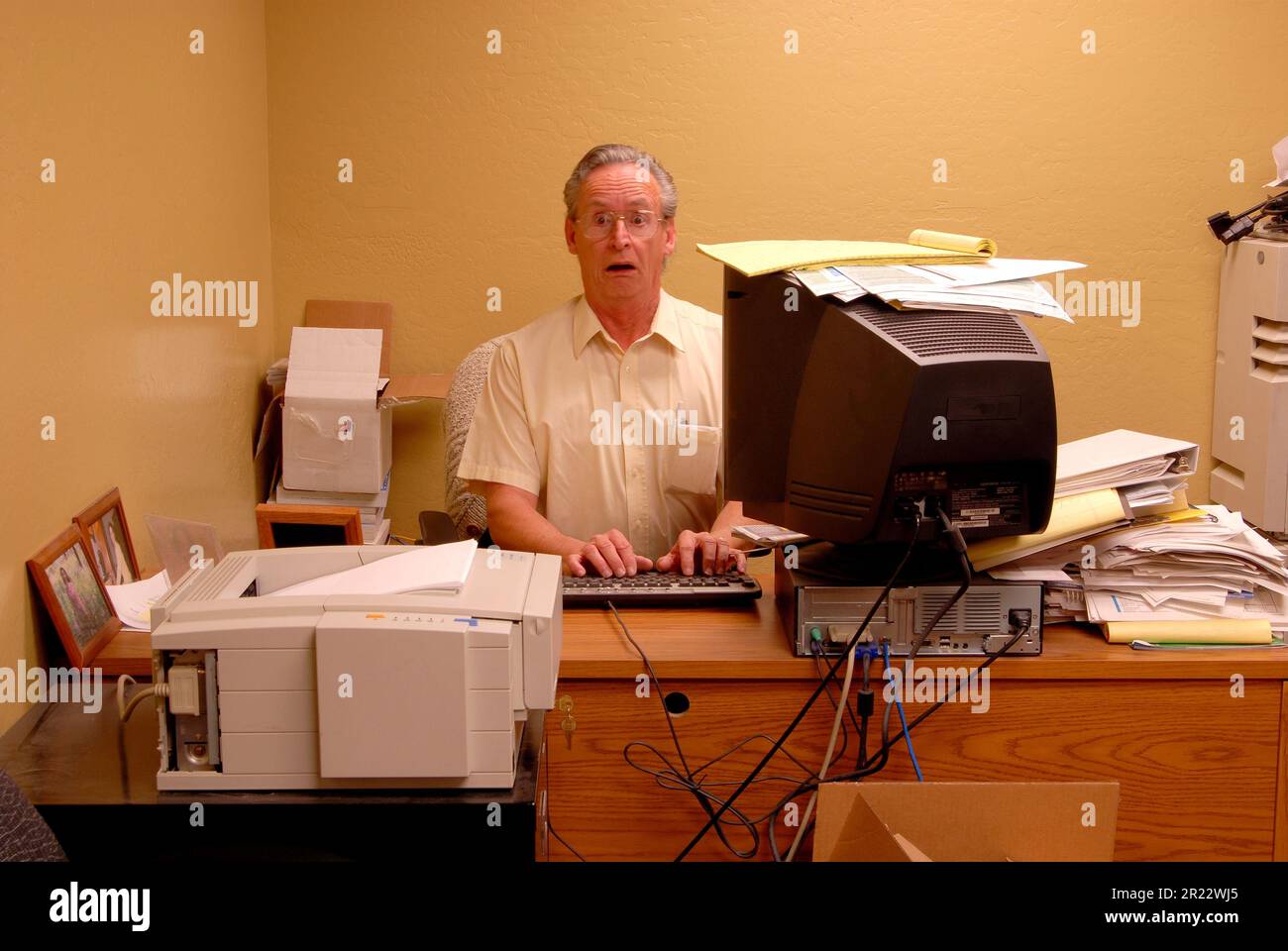 Stressed out man at computer with messy desk Stock Photo - Alamy