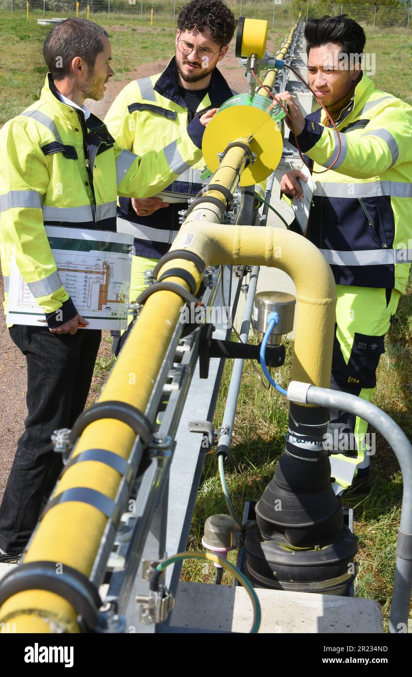 Pipelines and networks hi-res stock photography and images - Alamy
