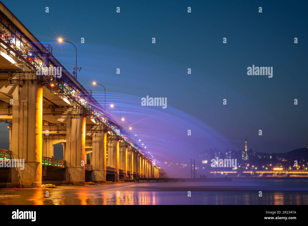 Moonlight rainbow fountain korea hi-res stock photography and images ...