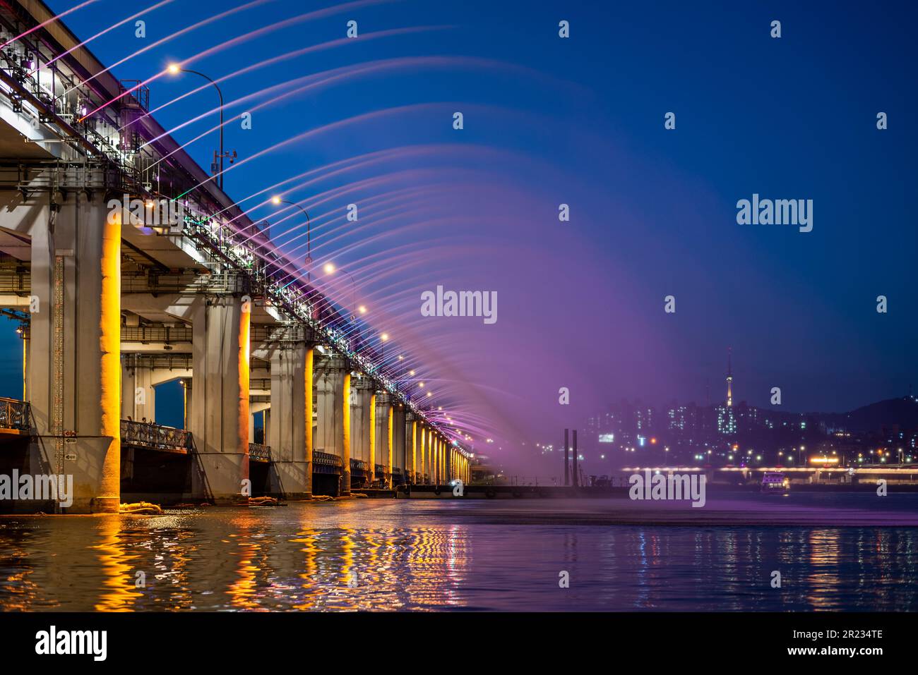 Banpo Bridge Moonlight Rainbow Fountain on Han river in Seoul, capital ...