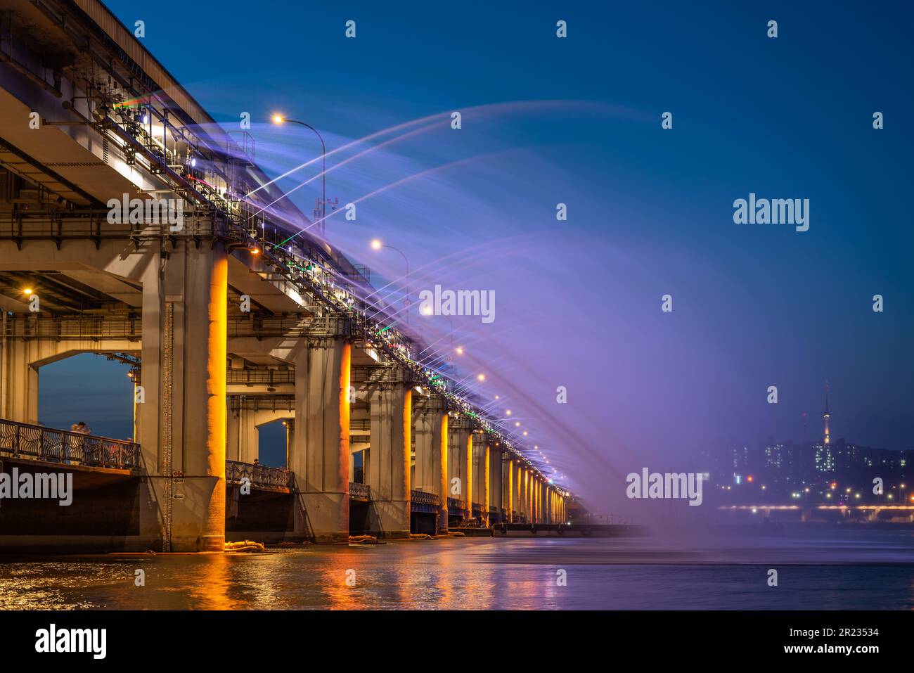 Banpo Bridge Moonlight Rainbow Fountain on Han river in Seoul, capital ...