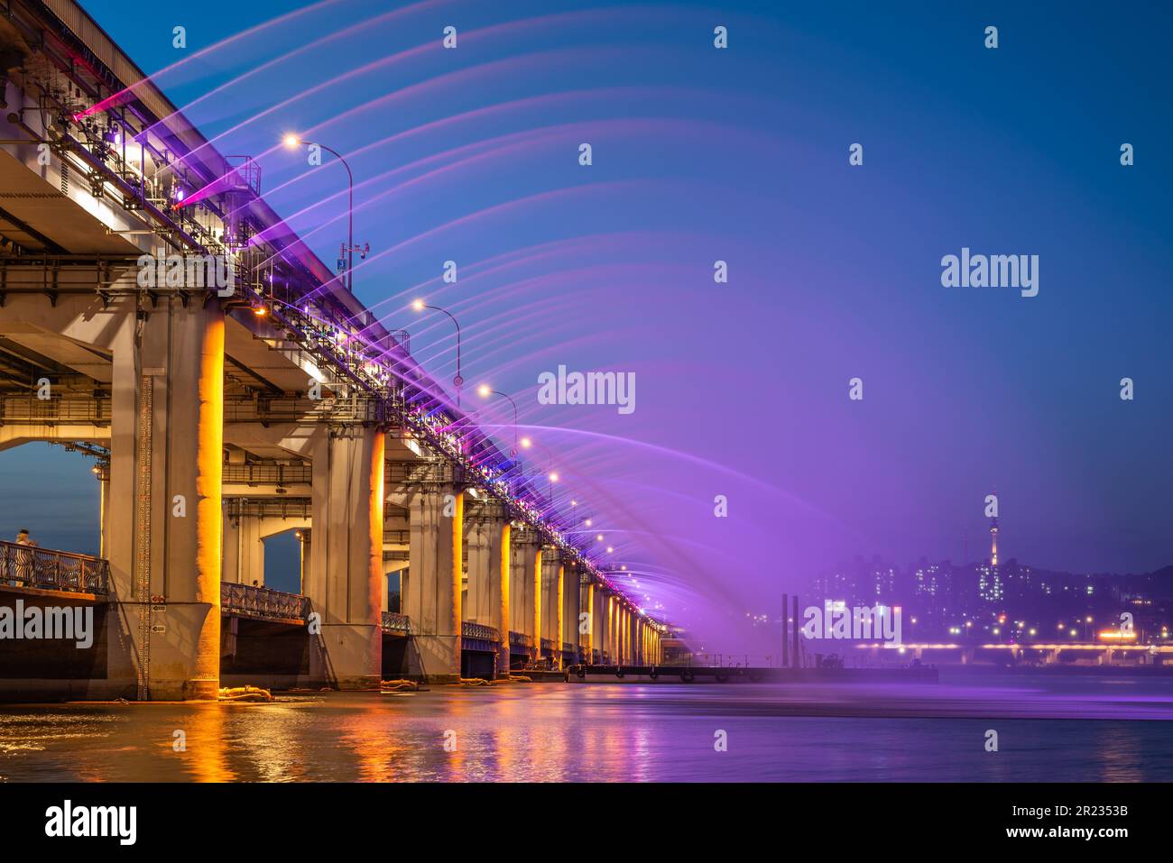 Banpo Bridge Moonlight Rainbow Fountain on Han river in Seoul, capital ...