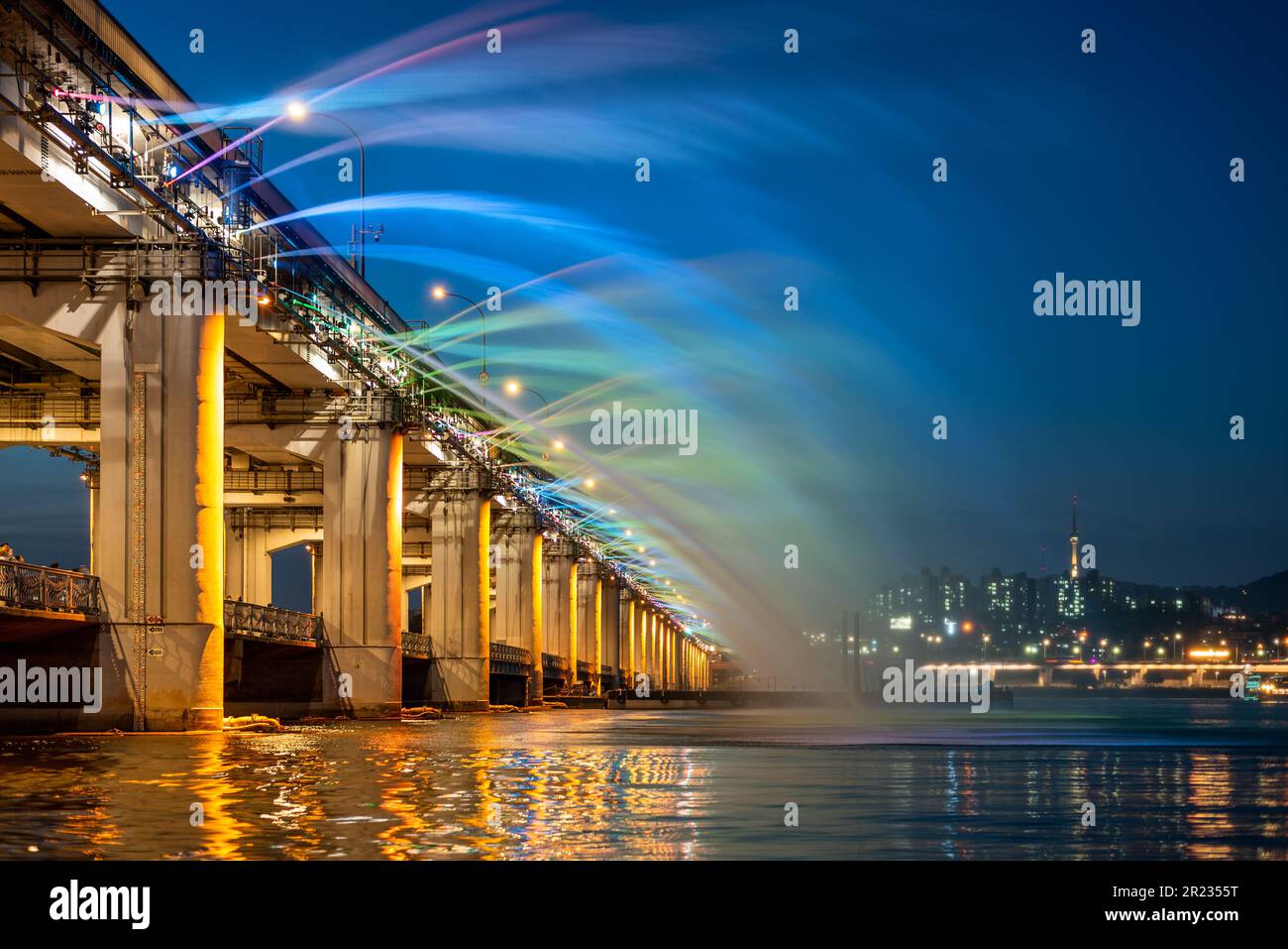 Banpo Bridge Moonlight Rainbow Fountain on Han river in Seoul, capital ...