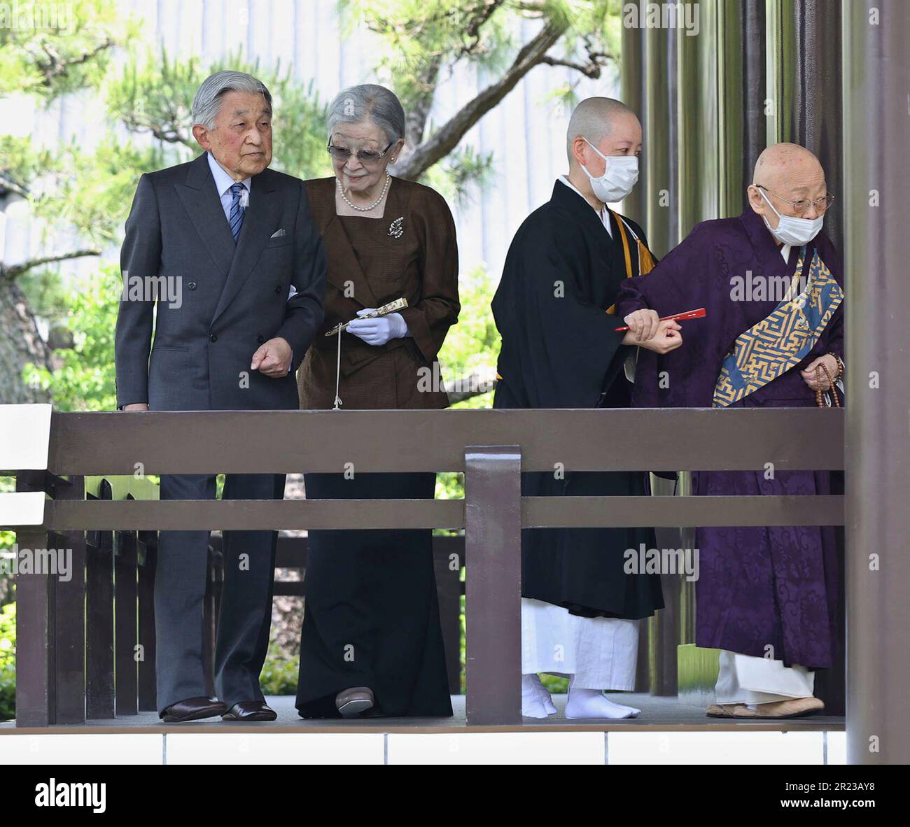 Emperor Emeritus Akihito and Empress Emerita Michiko visit the main ...