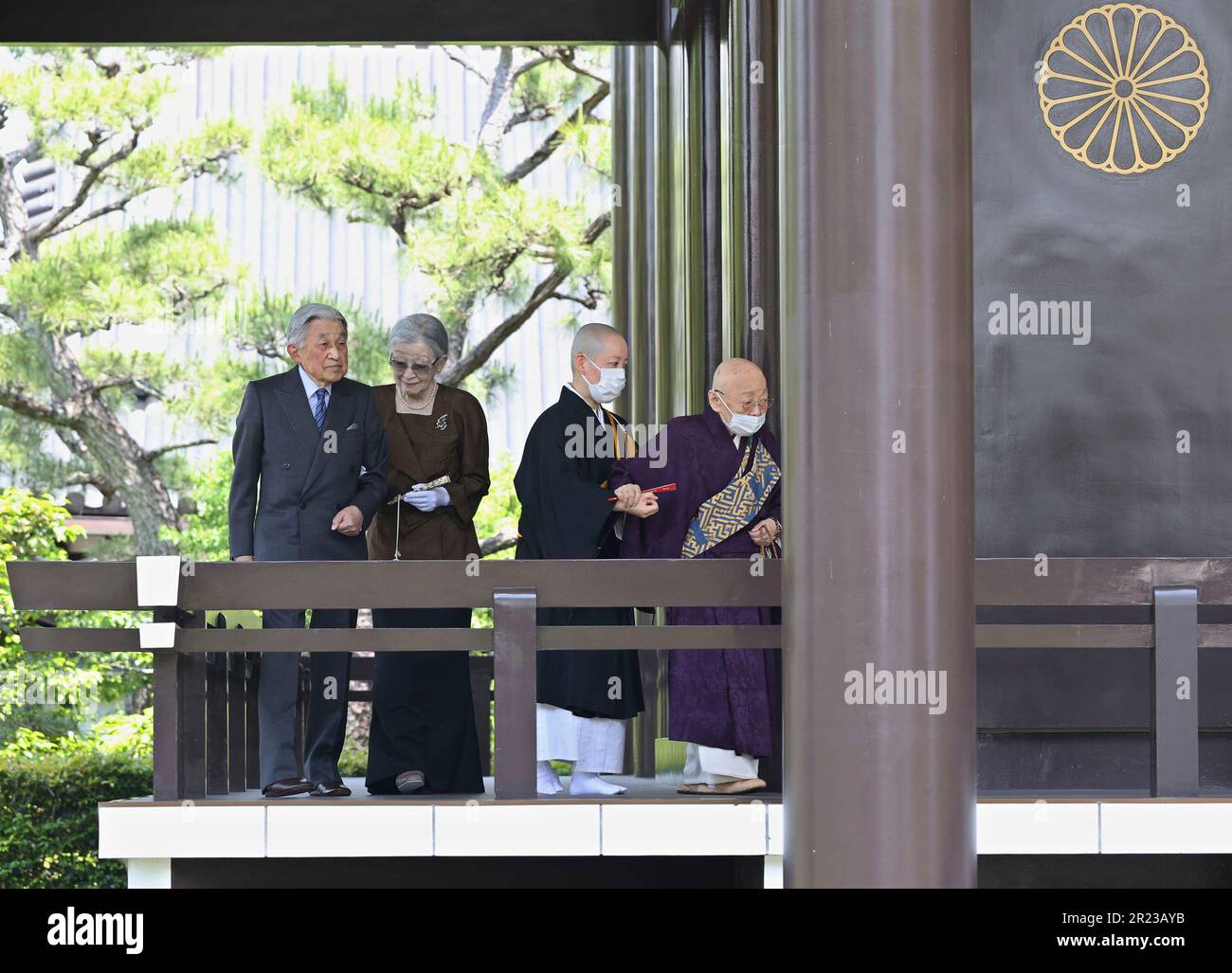Emperor Emeritus Akihito and Empress Emerita Michiko visit the main ...