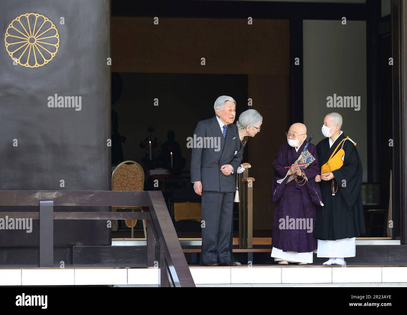 Emperor Emeritus Akihito and Empress Emerita Michiko visit the main ...